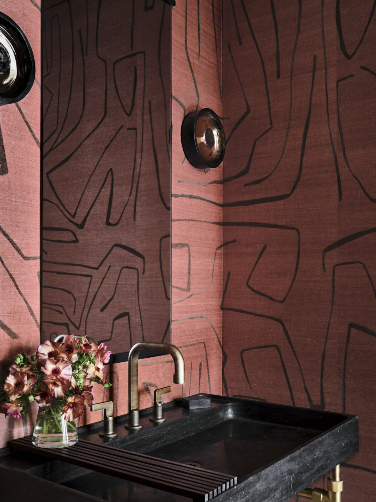 31 Dark & Moody Design Ideas to Create Dramatic Spaces