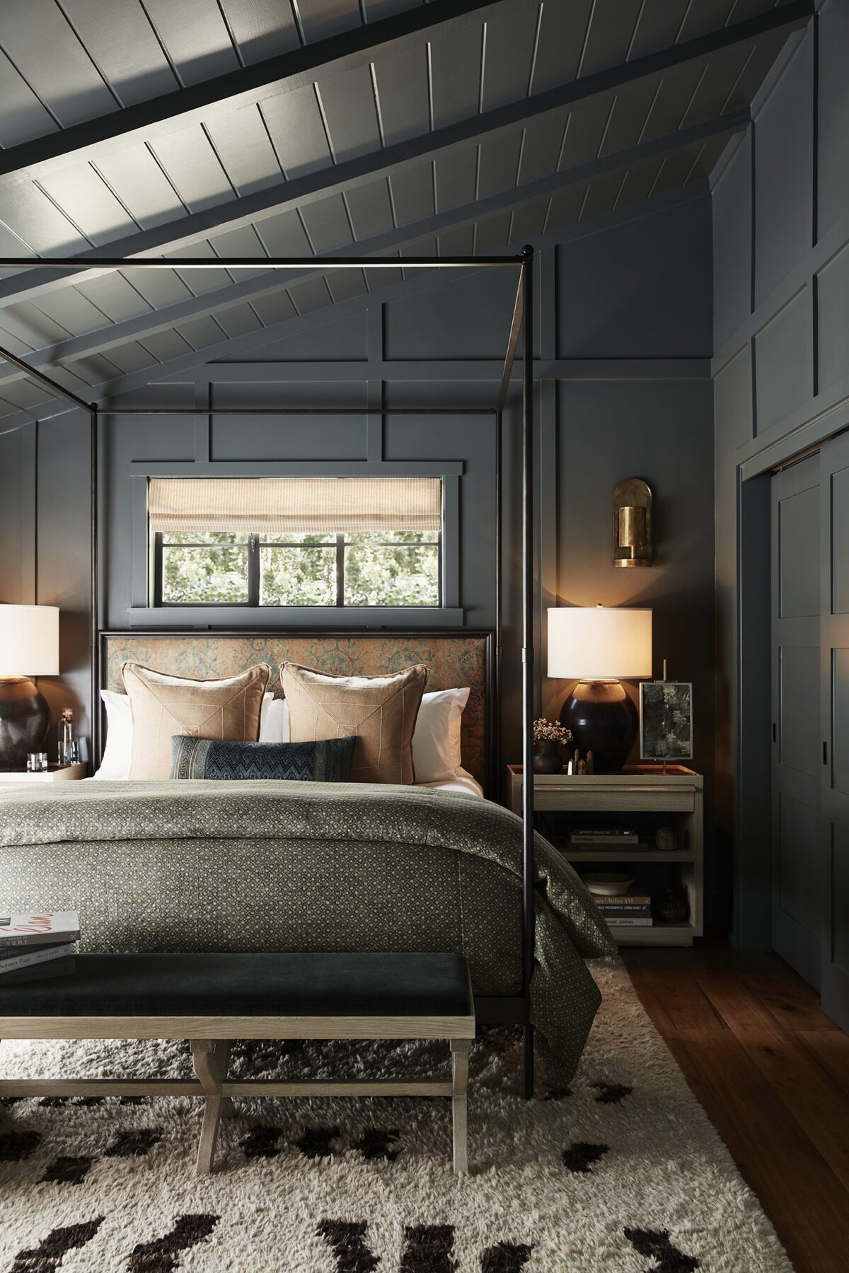 31 Dark & Moody Design Ideas to Create Dramatic Spaces