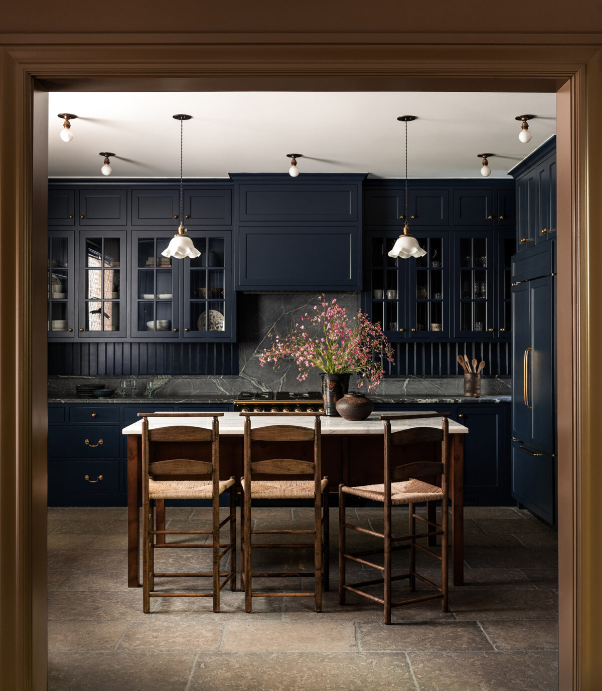 31 Dark & Moody Design Ideas to Create Dramatic Spaces